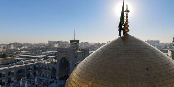 Flagge auf Kuppel des Heiligtums von Imam Rida (a.s) durch eine grüne ...