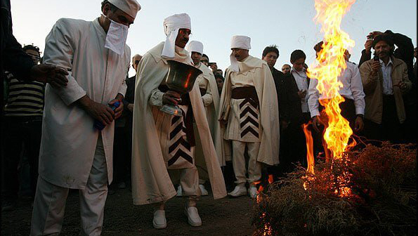 Zoroastrier feiern Sadeh-Fest des Feuers und Lichts - IranKultur - Iran ...